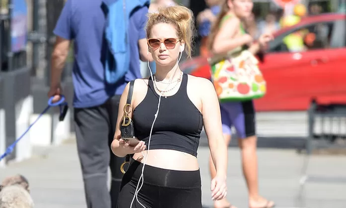 Jennifer Lawrence luce su avanzado embarazo caminando por las calles de ...